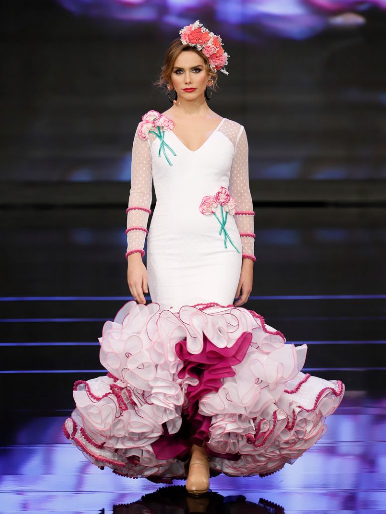 ? Traje de flamenca blanco plumeti claveles filos fucsias - Sara de Benítez
