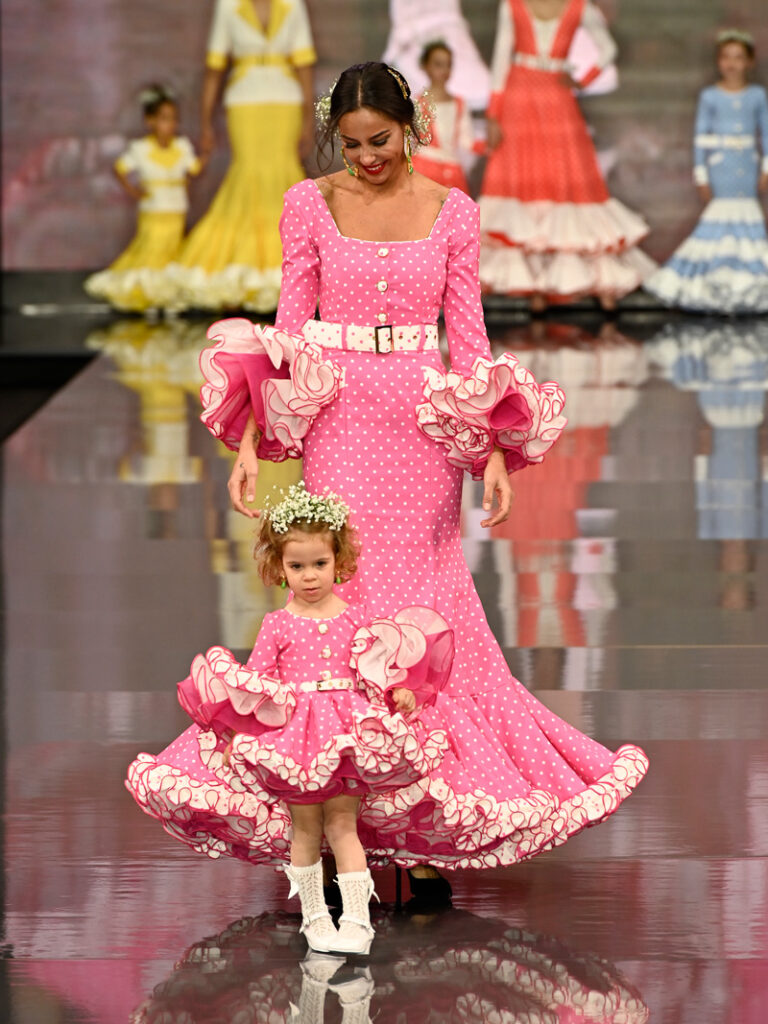 Traje de flamenca fucsia lunares - Sara de Benítez | Diseñadora de moda