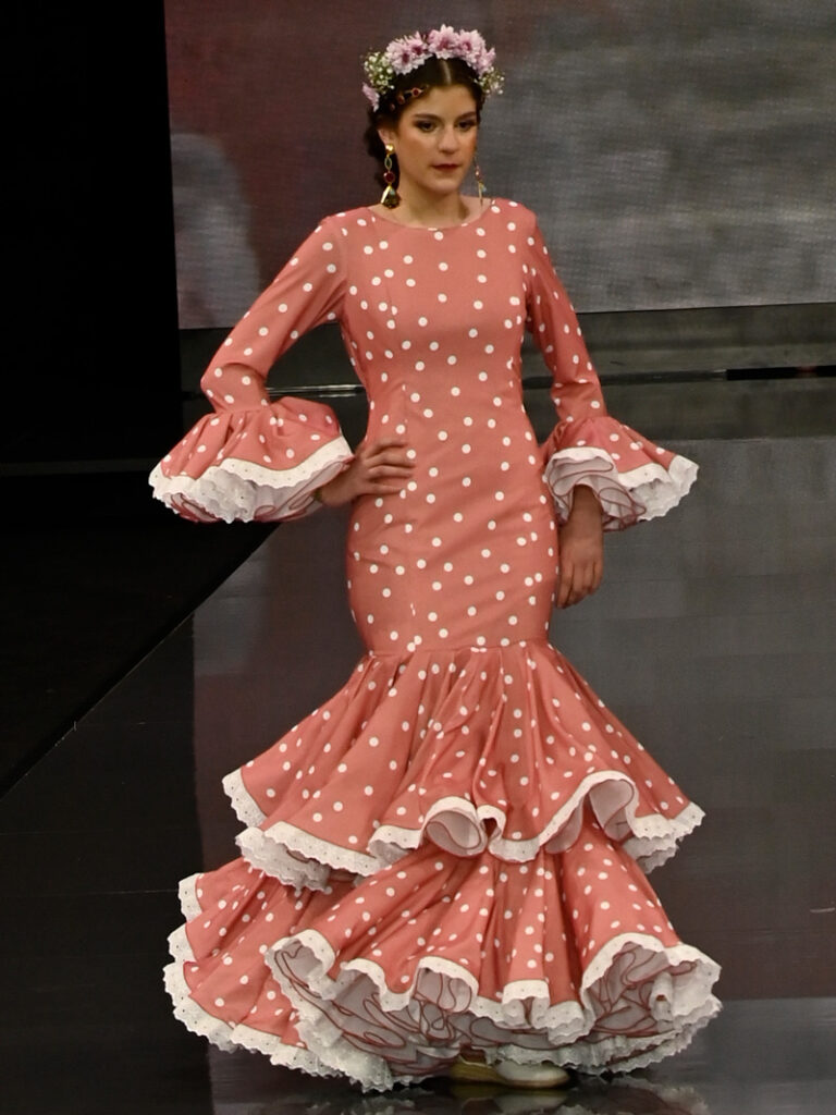 Traje de flamenca vuelo blanco perforado - Sara de Benítez | Diseñadora ...