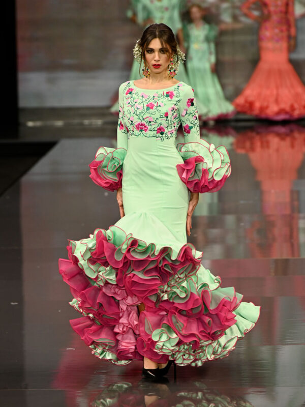Traje de flamenca manzana bordado fucsia en escote - Sara de Benítez ...