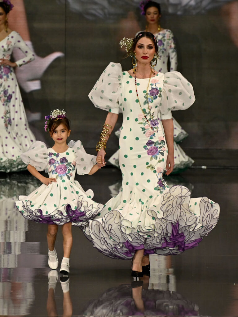 Traje de flamenca flores campo lunar verde mangas XL - Sara de Benítez ...