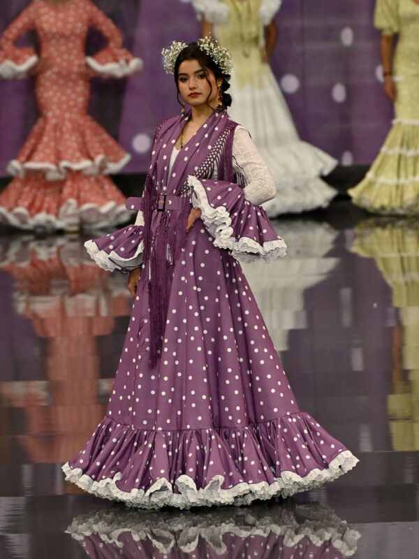 Traje de flamenca para niña morado con lunares y falda vuelo - Sara de ...