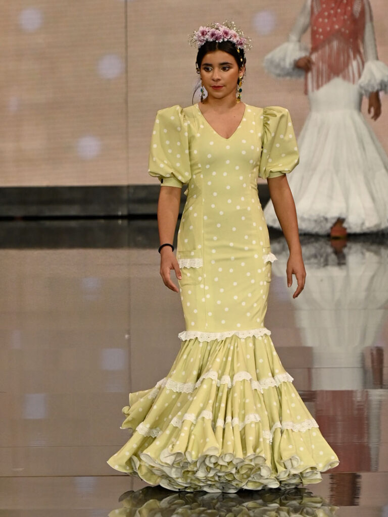 Traje de flamenca para niña morado con lunares y falda vuelo - Sara de ...
