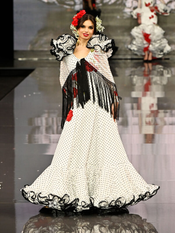 Traje de flamenca Dolce blanco con vuelo - Sara de Benítez | Diseñadora ...
