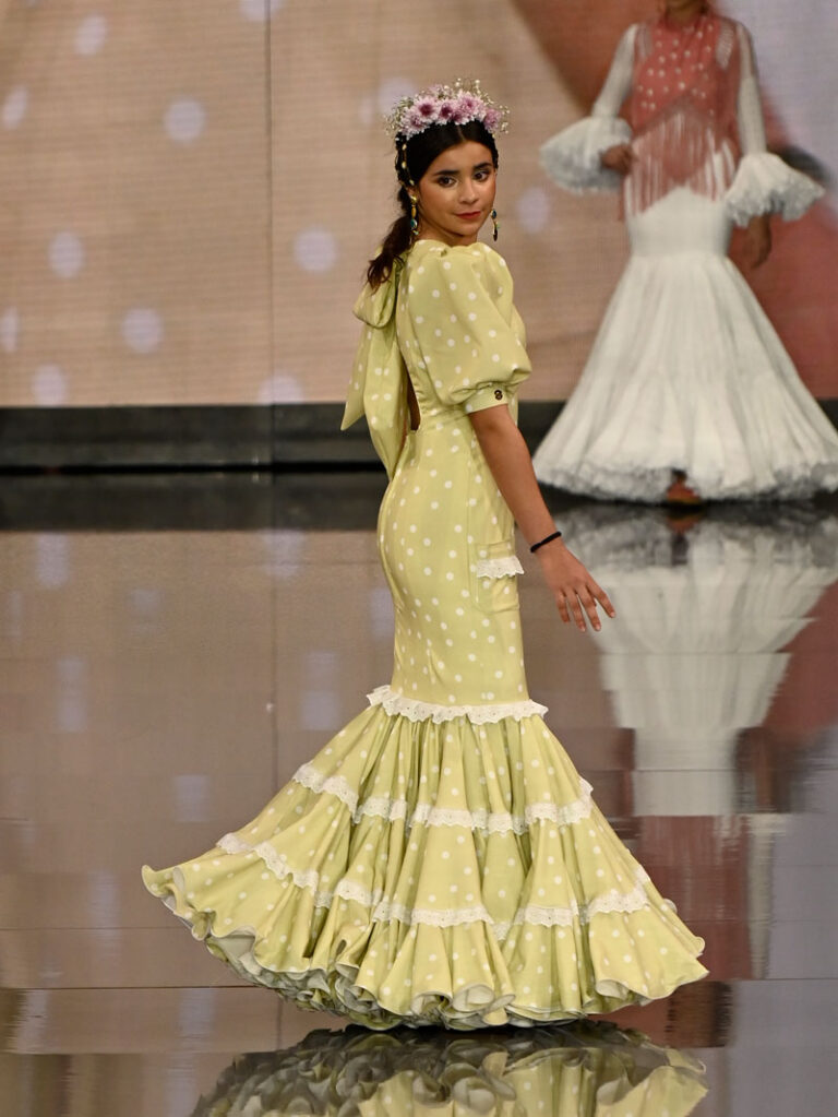 Traje de flamenca para niña morado con lunares y falda vuelo - Sara de ...